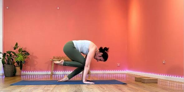 Tout savoir sur la posture Lolasana : pratique, conseils,variantes - Ma ...